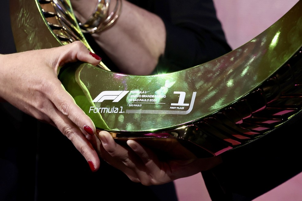 F1: troféu do GP Brasil criado por designers da Ferrari tem show de luzes
