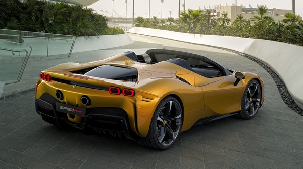 Comediante Kevin Hart compra Ferrari conversível de 1.000 cv e quase R ...