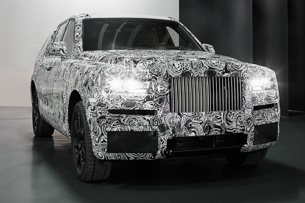 Primeiro SUV da Rolls-Royce aparece camuflado e começa testes