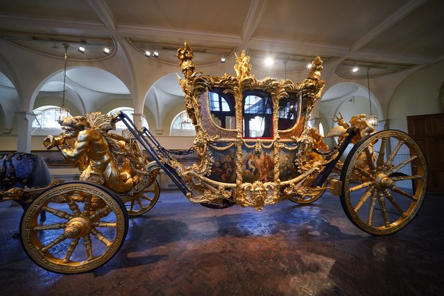 Rei Charles III usa carruagem de 1760 na coroação; frota real tem ...
