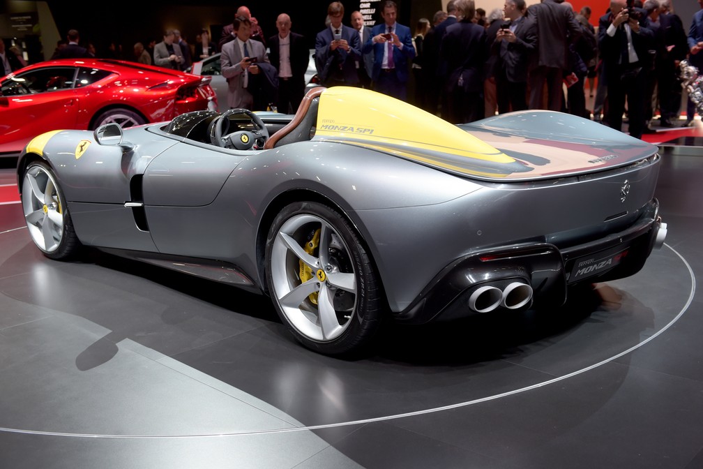 Ferrari Monza, de 810 cavalos, faz estreia mundial no Salão de Paris