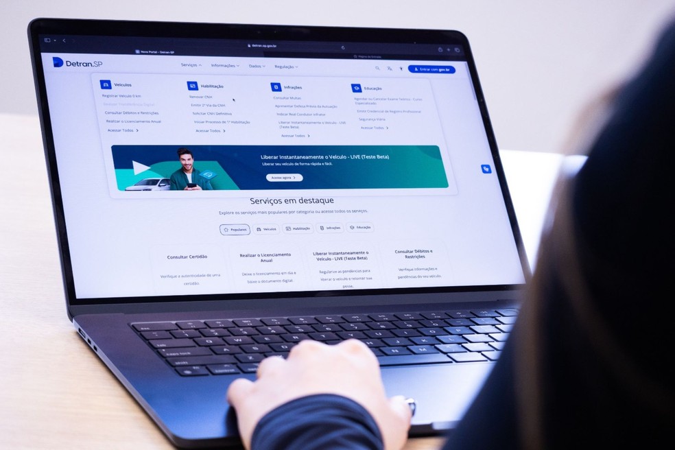 Como é feita a transferência de veículos digital? Confira passo a passo