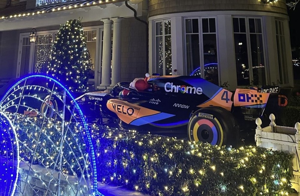McLaren de Lando Norris na F1 vira decoração de Natal na Califórnia