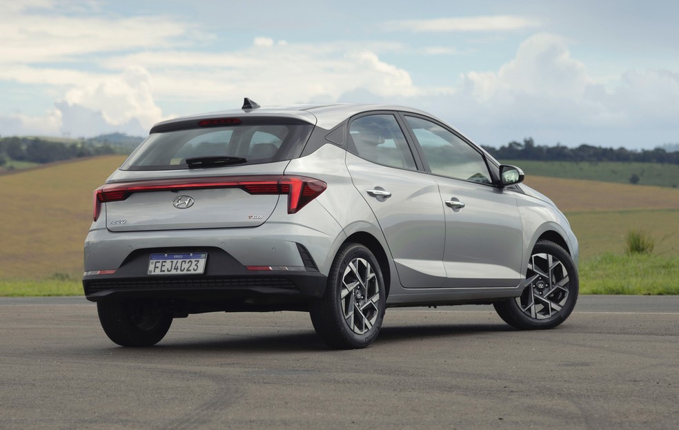 Hyundai HB20 básico é R$ 34 mil mais barato que a versão topo; comparamos