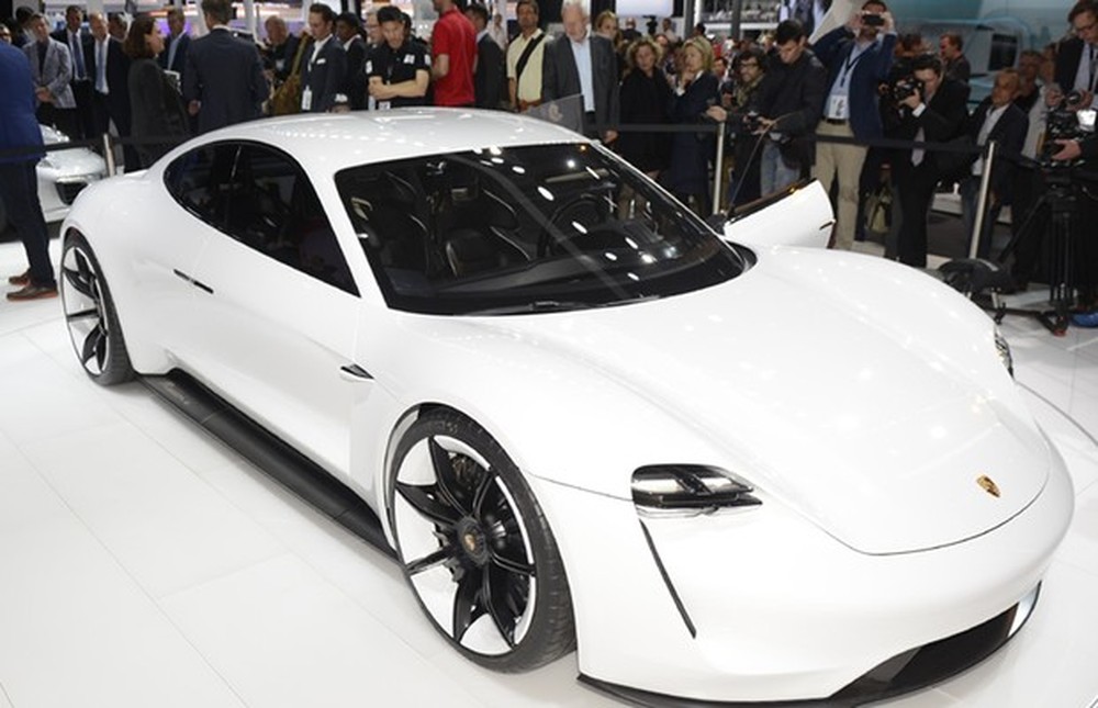 Porsche apresenta conceito Mission E de 600 cavalos