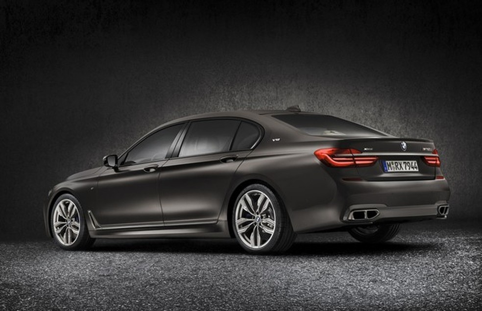 BMW M760i xDrive é revelado com 600 cv