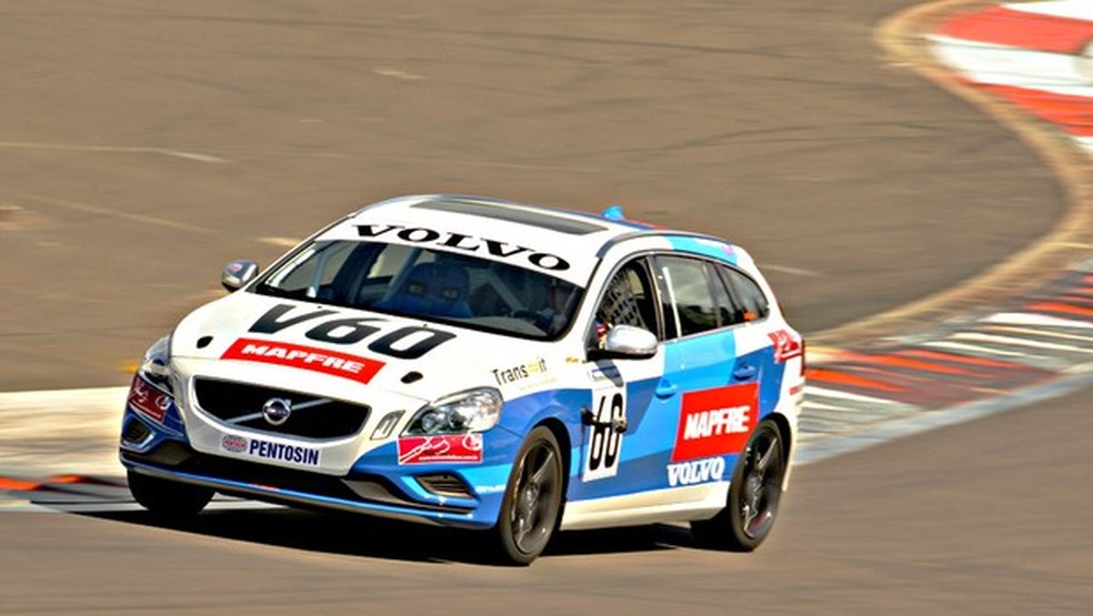 Aceleramos o Volvo V60 Racing no Autódromo Velopark