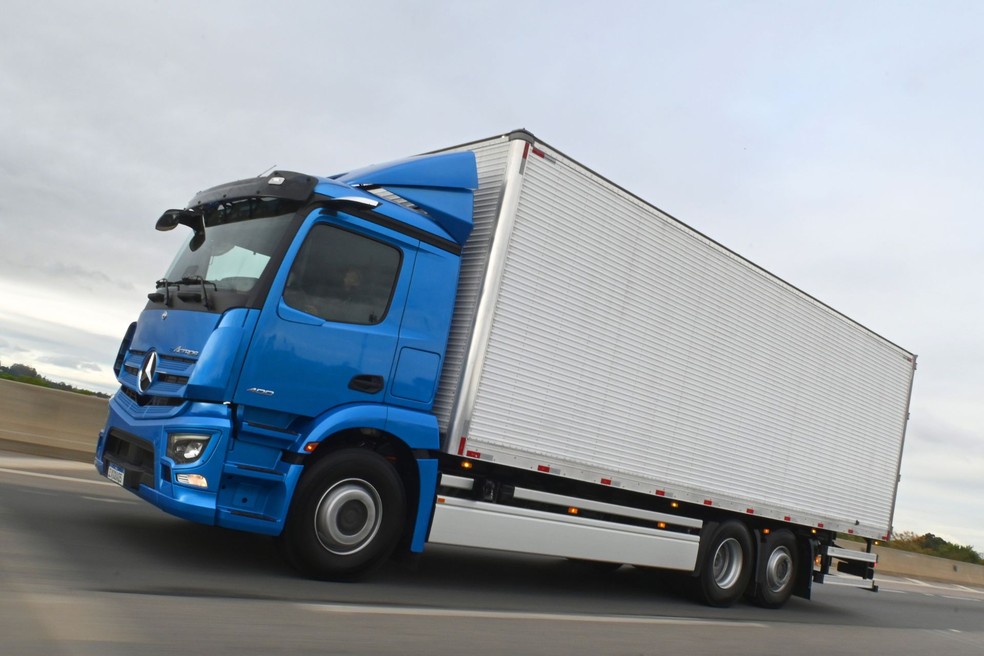 Caminhão elétrico da Mercedes promete ir de SP ao RJ sem recarga; consegue?