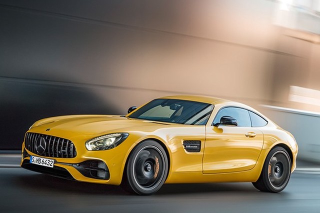 Mercedes-AMG lança GT C cupê e potencializa motor da família GT