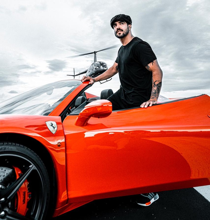 Presente de Natal: Caio Castro personaliza sua Ferrari de R$ 1,5 milhão