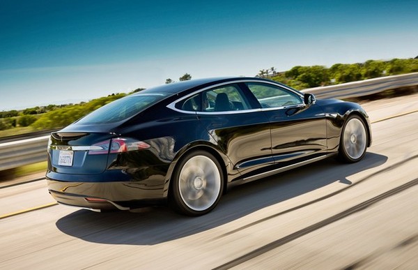 Tesla Model S ganha tração integral e sistema semi-autônomo