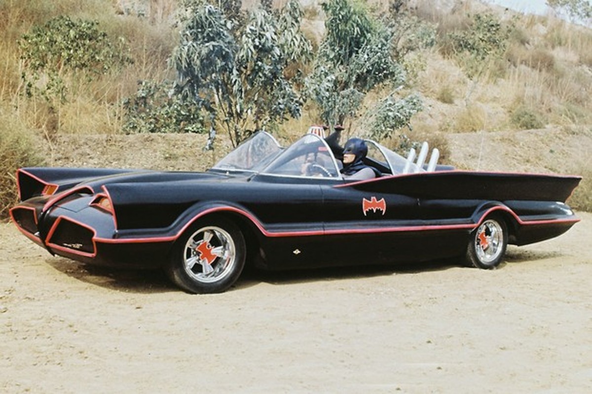 Relembre o Batmóvel e a Batmoto do Adam West