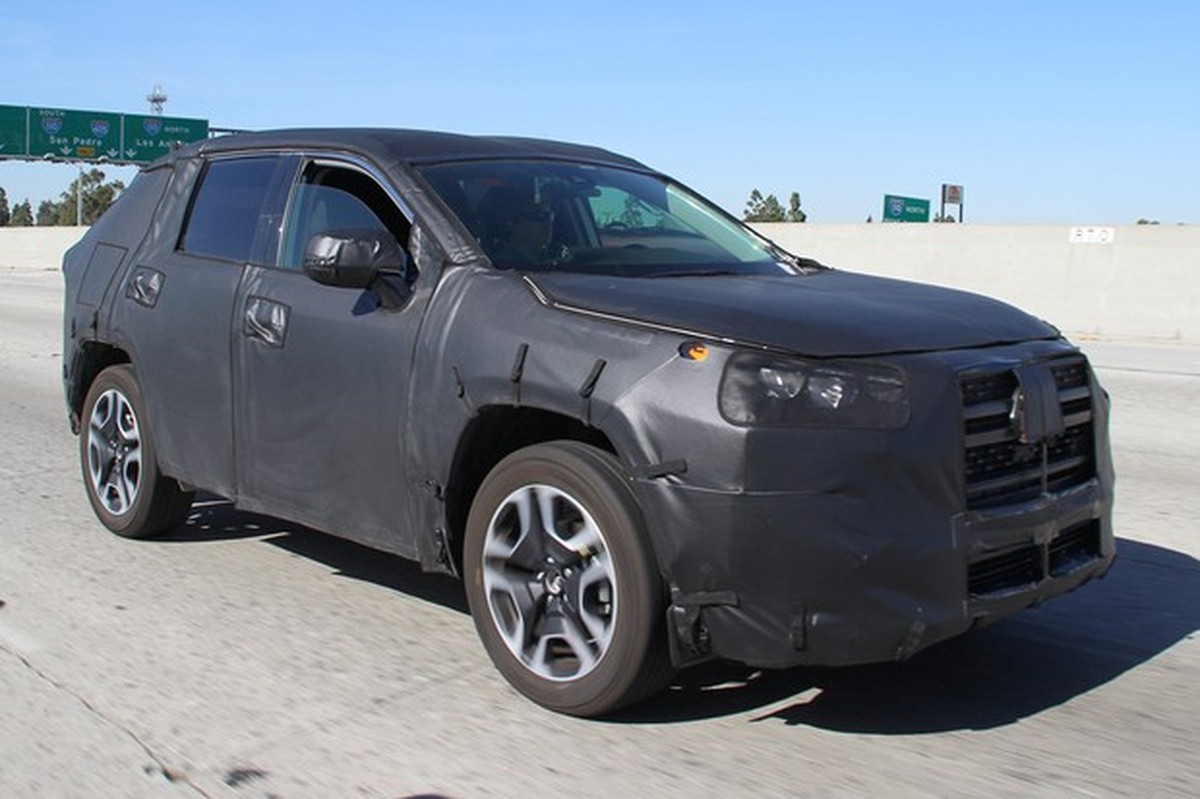 Novo Toyota RAV4 já é testado com a plataforma do Prius
