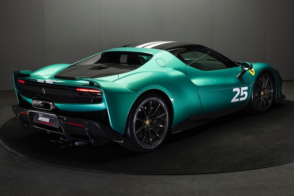 Ferrari 296 Speciale tem preparação de pista e motor híbrido de 900 cv