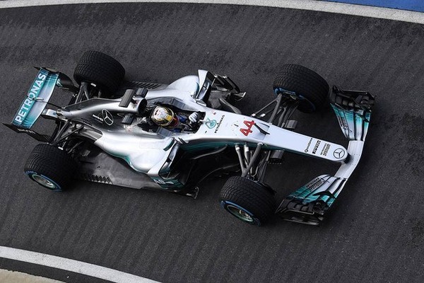 Mercedes lança elegante F1 W08 e pilotos já aceleram