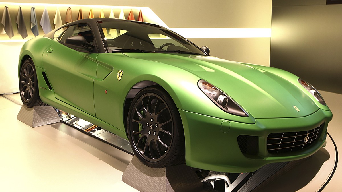 Ferrari quer adiar o fim dos carro a combustão, mas trabalha em ...