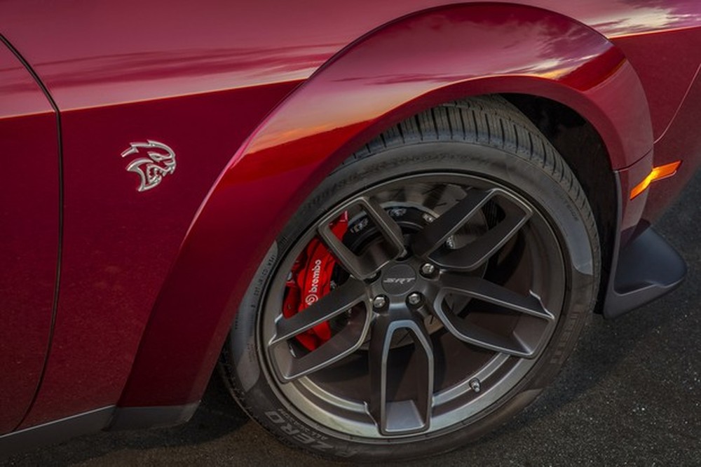 Dodge Challenger SRT Hellcat ganha carroceria alargada na linha 2018