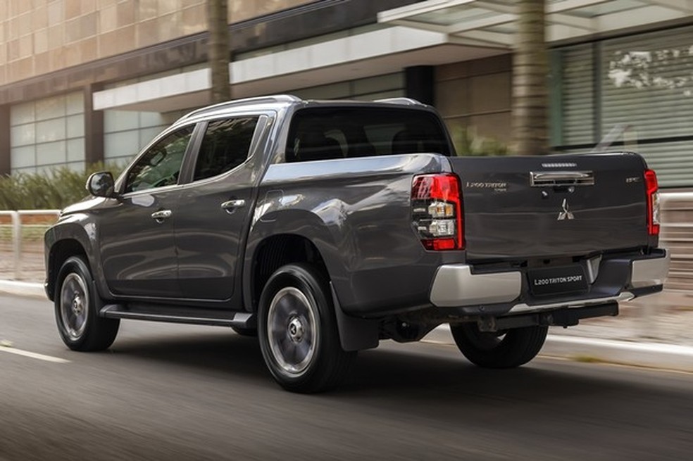 Vídeo: Nova Mitsubishi L200 sai do chão em teste do alce, mas resultado ...