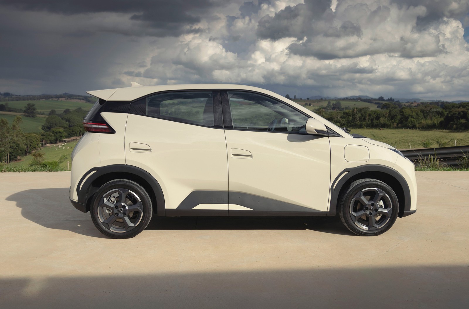 BYD Dolphin Mini de 5 lugares chega mais equipado e caro