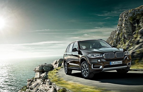 BMW comemora 15 anos da linha X com renovação de modelos