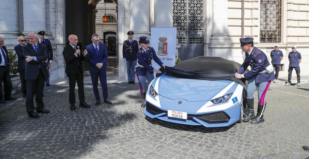 Polícia da Itália recebe novo Lamborghini para patrulha e transporte de ...