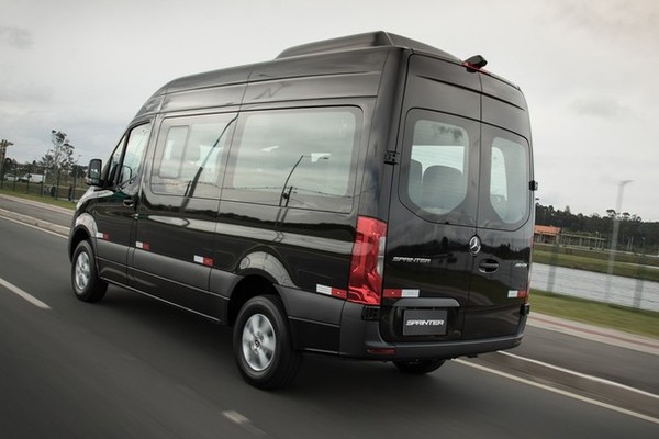 Mercedes apresenta a nova geração da Sprinter, mas vendas só começam em ...