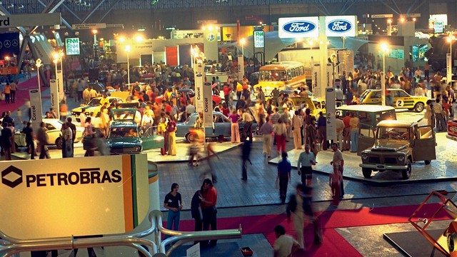 Era assim o estande da Ford no Salão do Automóvel de SP há quase 50 anos