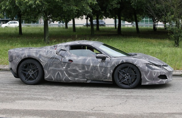 Flagra: próxima Ferrari híbrida usará um inédito motor compacto