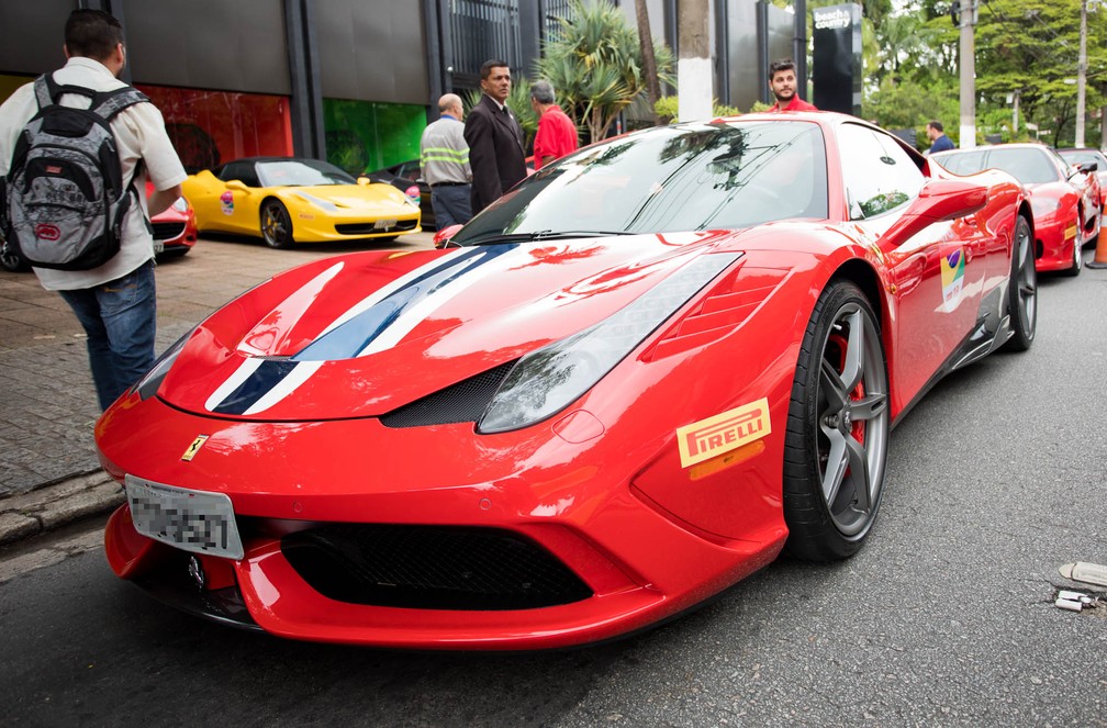 Ferrari comemora 70 anos com carreata até o Autódromo de Interlagos; FOTOS