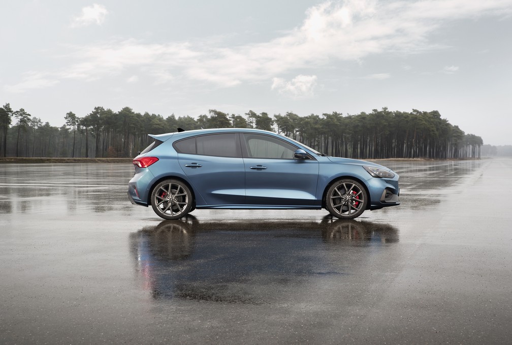 Longe do Brasil, novo Ford Focus ganha versão esportiva de 280 cv