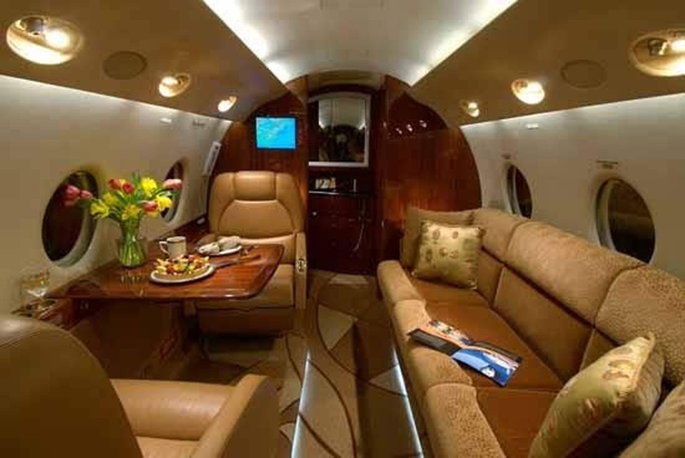 Avião de Cristiano Ronaldo custa R$ 120 milhões e é praticamente uma ...