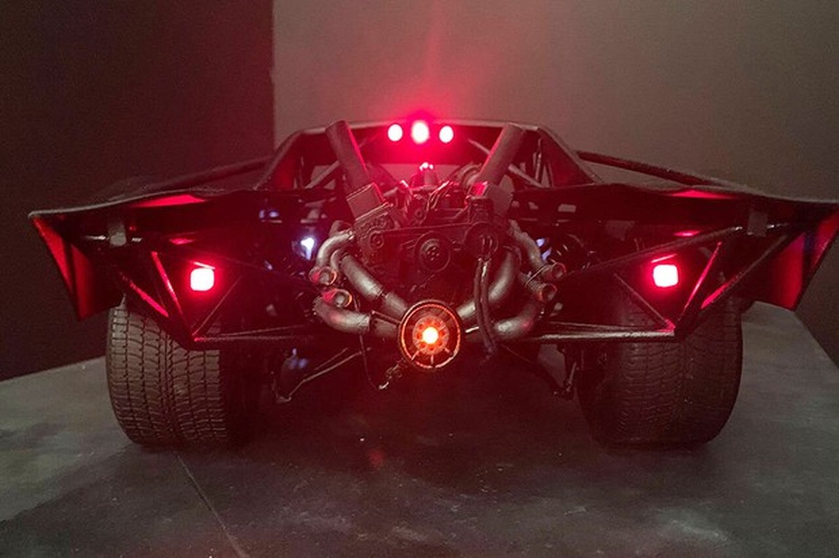 Menos tanque e mais classe: conheça o novo carro do Batman