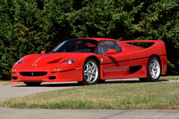 Coleção de 50 Ferrari é leiloada por R$ 660 milhões após morte do dono