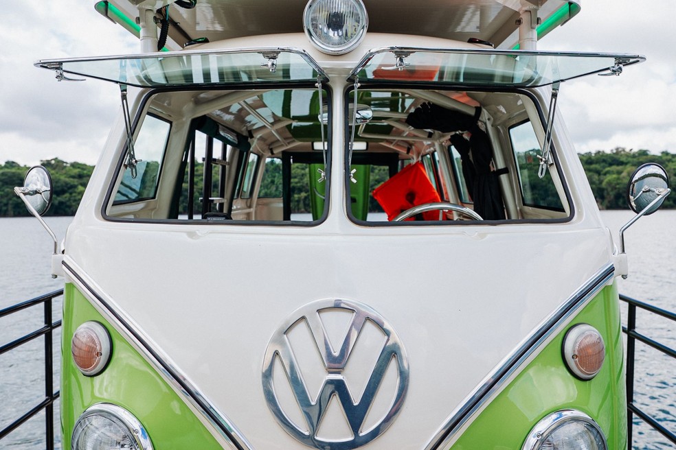 Kombi corujinha vira barco de R$ 800 mil que tem até tobogã