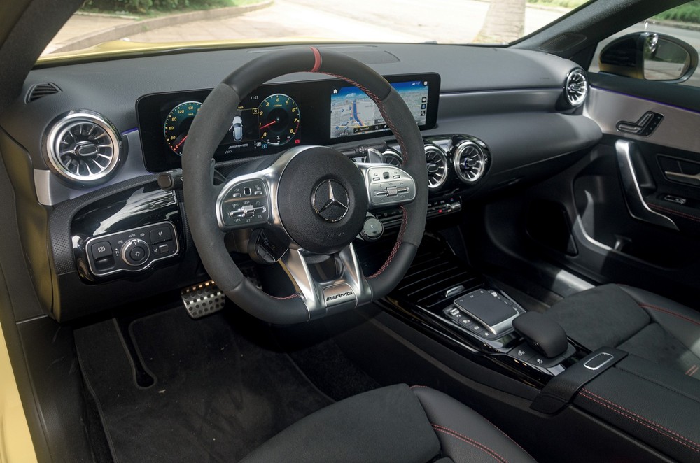 Mercedes-AMG A45 S é obra prima da engenharia, mas custa o mesmo que o ...