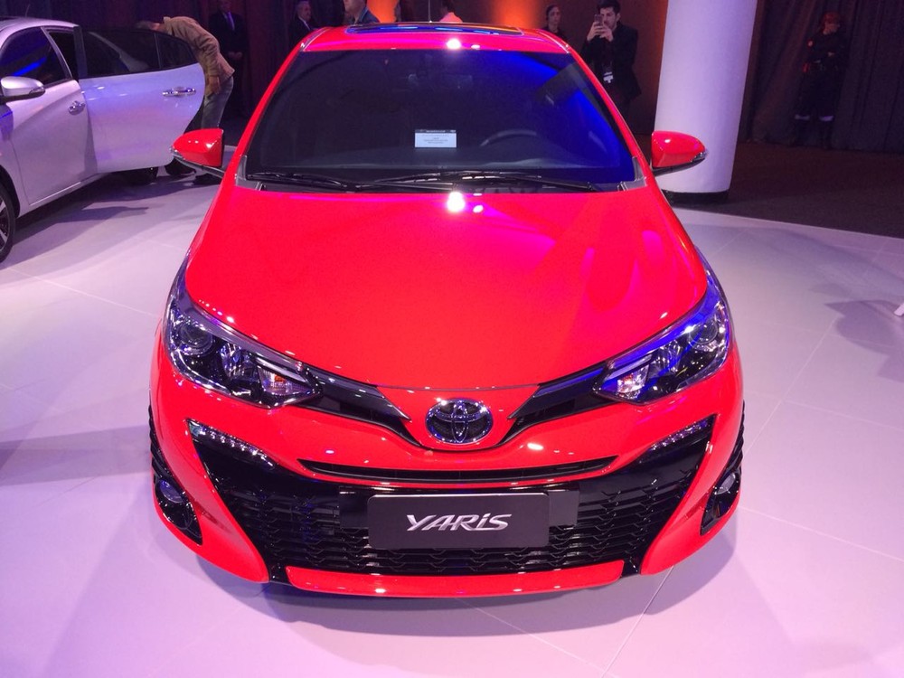 Toyota Yaris é lançado no Brasil em versões hatch e sedã; veja os preços