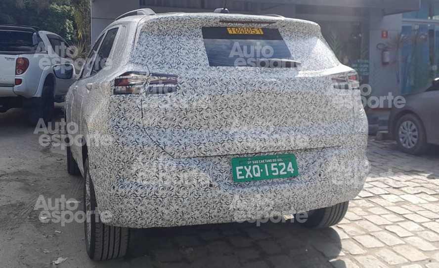 Flagra: novo Chevrolet Tracker terá painel de SUV gringo de maior porte