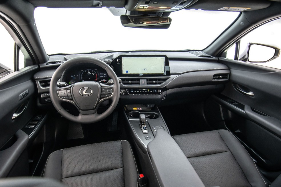 Teste: Lexus UX 300h troca de motor para tentar sair da sombra do BMW X1