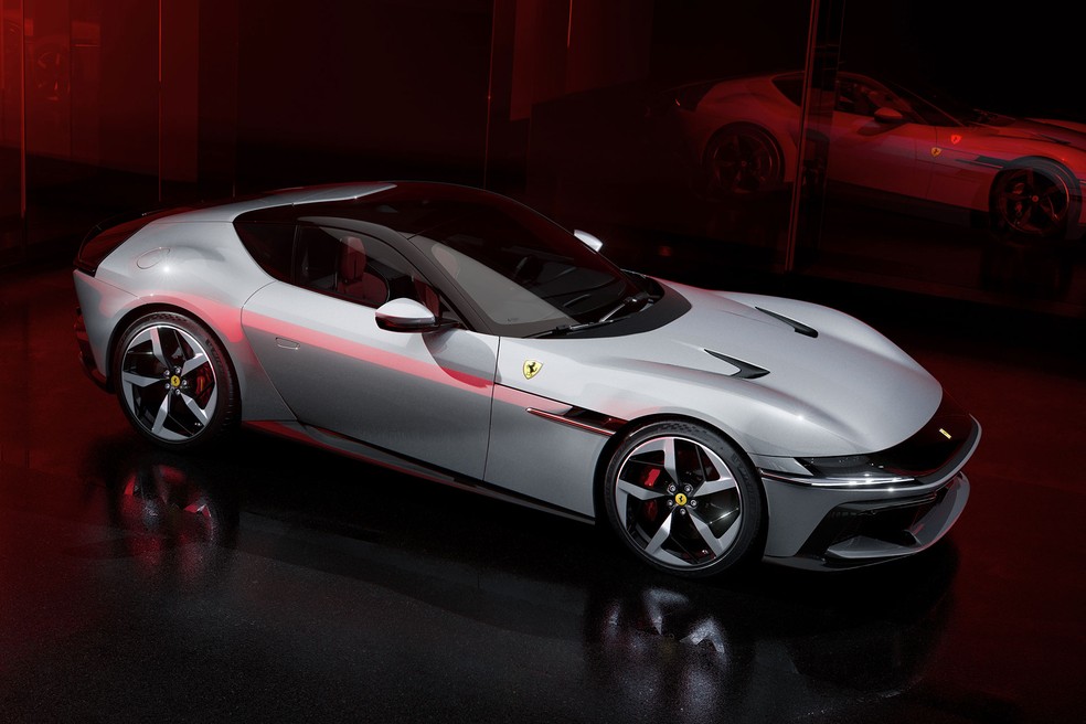 Ferrari 12 Cilindri prova que os motores V12 estão mais vivos do que nunca