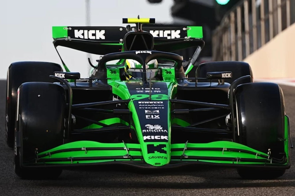 Gabriel Bortoleto curte férias da F1 no Brasil com Audi R8