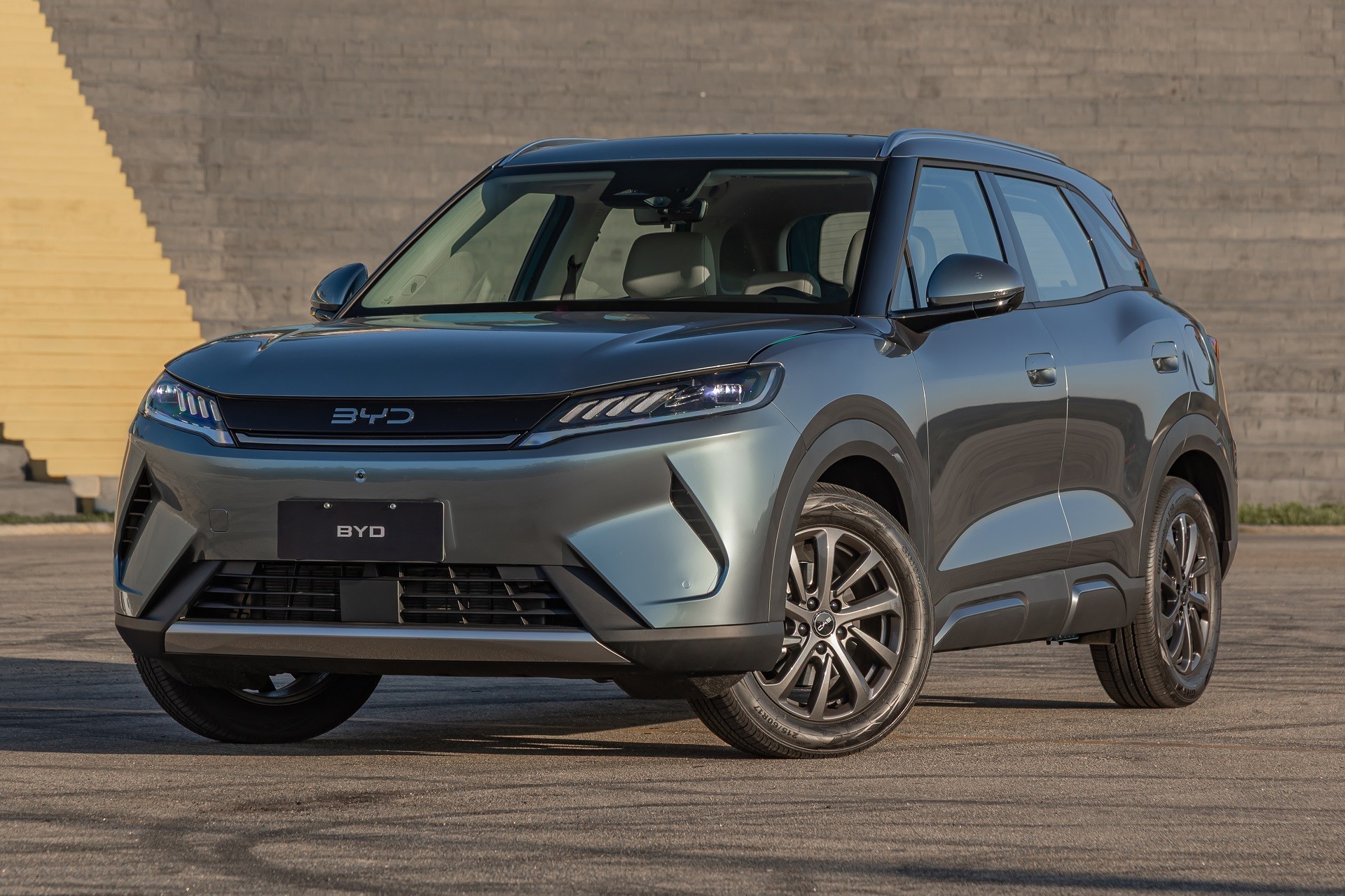 BYD Atto 2 DM-i é o 1° SUV compacto híbrido plug-in no Brasil; veja preços