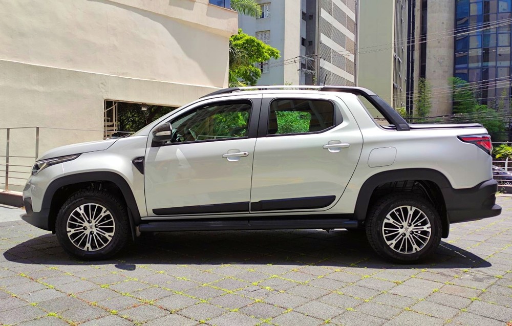 Fiat Strada automática dispensa pedal de embreagem, mas custa até R ...