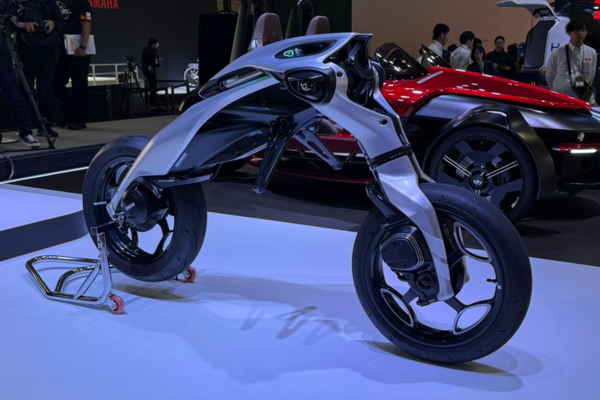 Yamaha revela moto que é impossível de ser derrubada e se equilibra sozinha