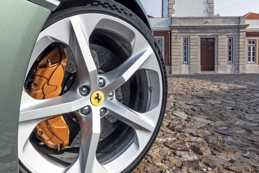 Teste: Ferrari 12Cilindri Spider é último conversível a combustão da marca