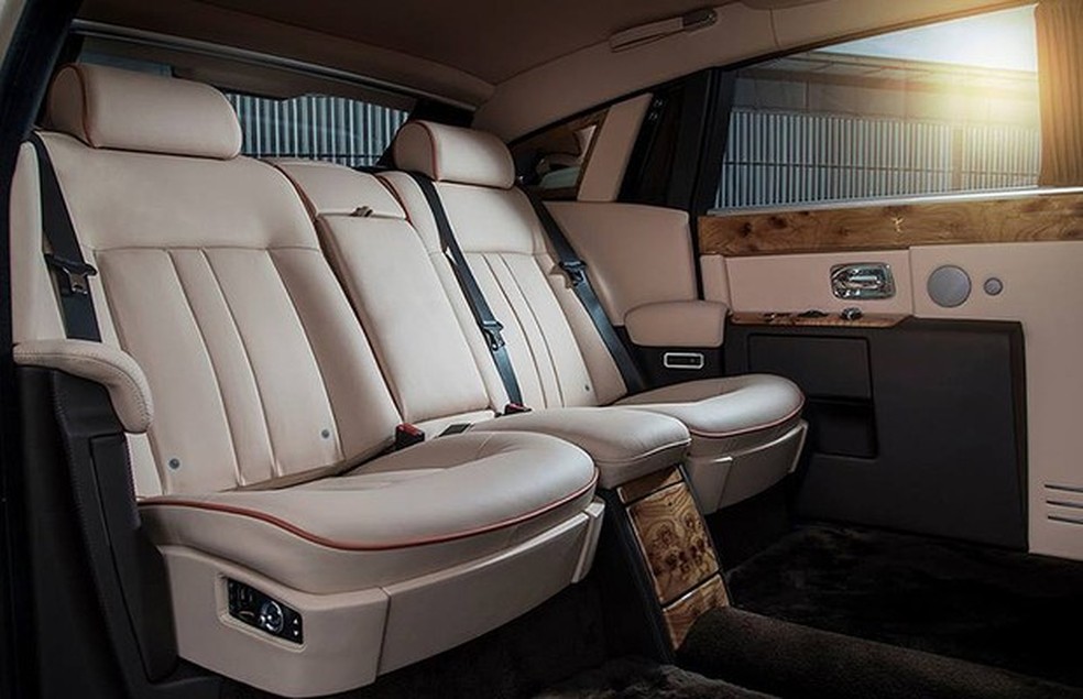 Rolls-Royce Phantom ganha edição única em ouro rosa