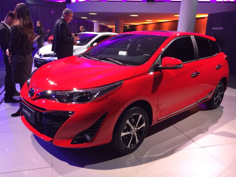 Toyota Yaris é lançado no Brasil em versões hatch e sedã; veja os preços