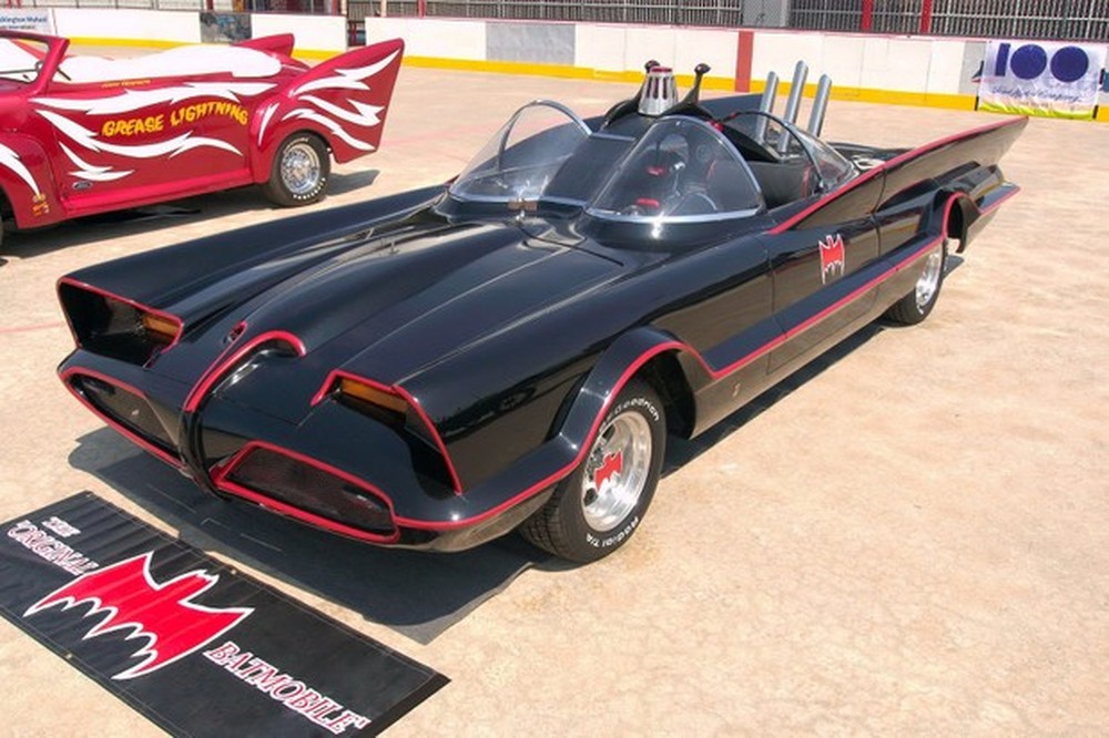 Menos tanque e mais classe: conheça o novo carro do Batman