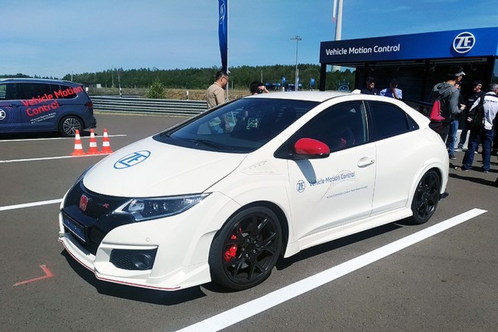Aceleramos um Honda Civic Type R com rodas traseiras esterçantes