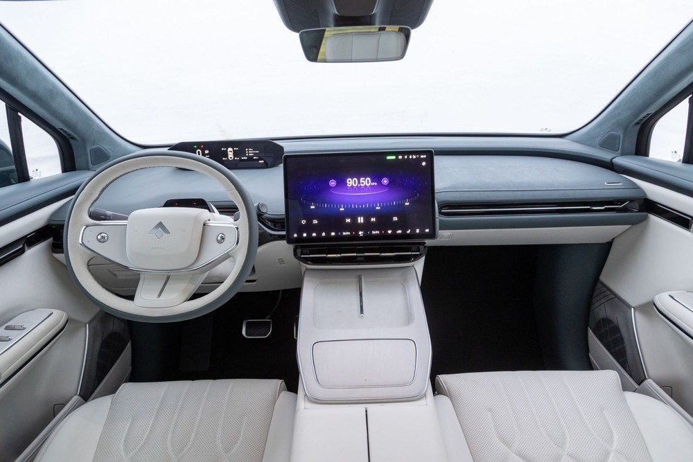 Vídeo: GAC Hyptec HT é 'Tesla chinês' com portas de gaivota por R$ 350 mil