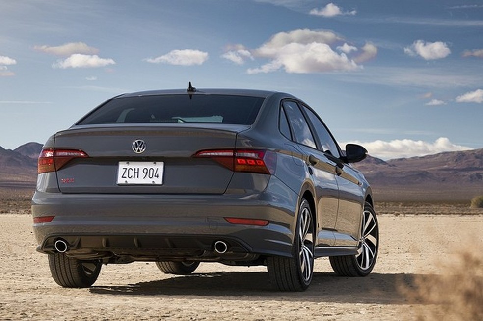 Volkswagen revela o Jetta GLI, versão esportiva com o motor do Golf GTI